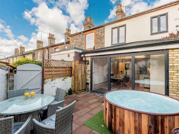 Cambridge Hot Tub Breaks: Luxury Lodges & Log Cabins