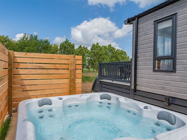 Lincolnshire Glamping Pods & Shepherd's Huts With Hot Tubs