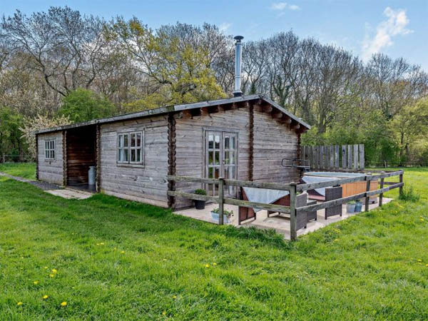 Nottinghamshire Hot Tub Breaks: Lodges, Log Cabins & Glamping
