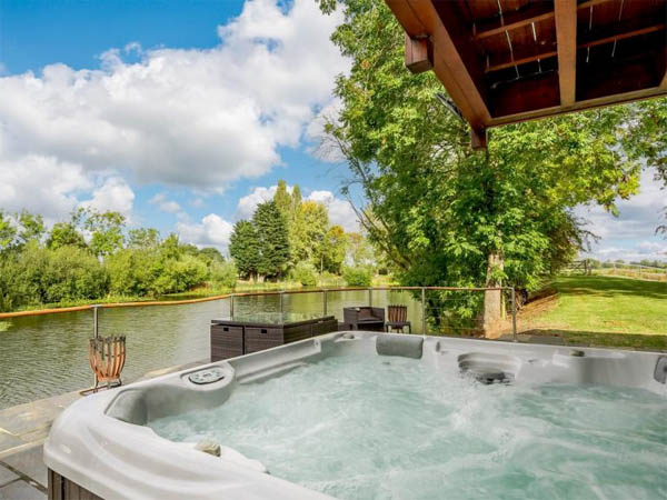 Nottingham Hot Tub Breaks: Lodges, Log Cabins & Glamping